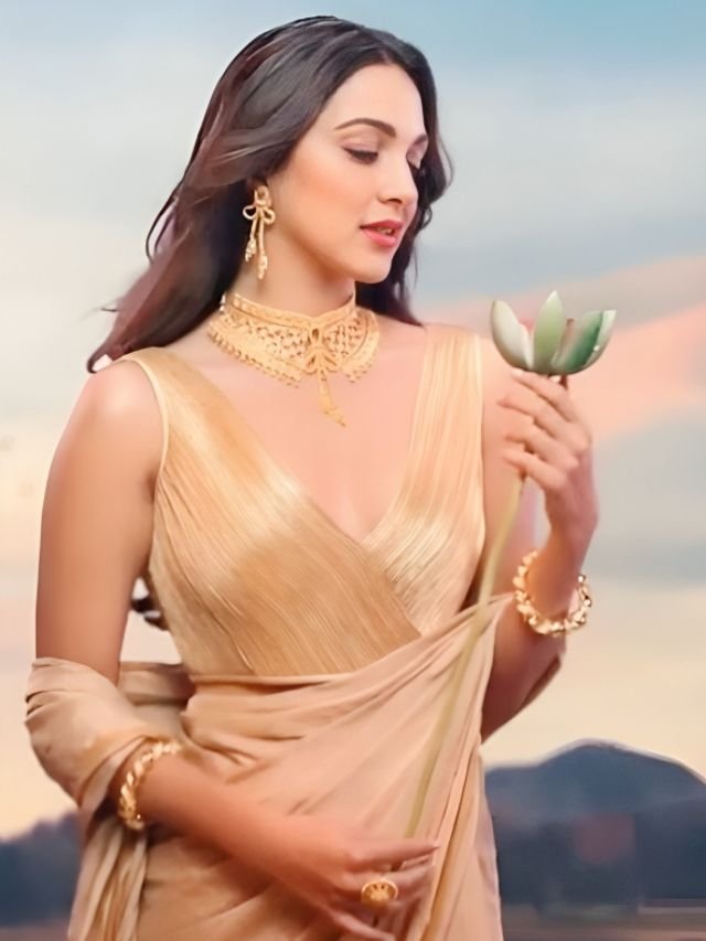 Kiara Advani in Saree Photos and Poses